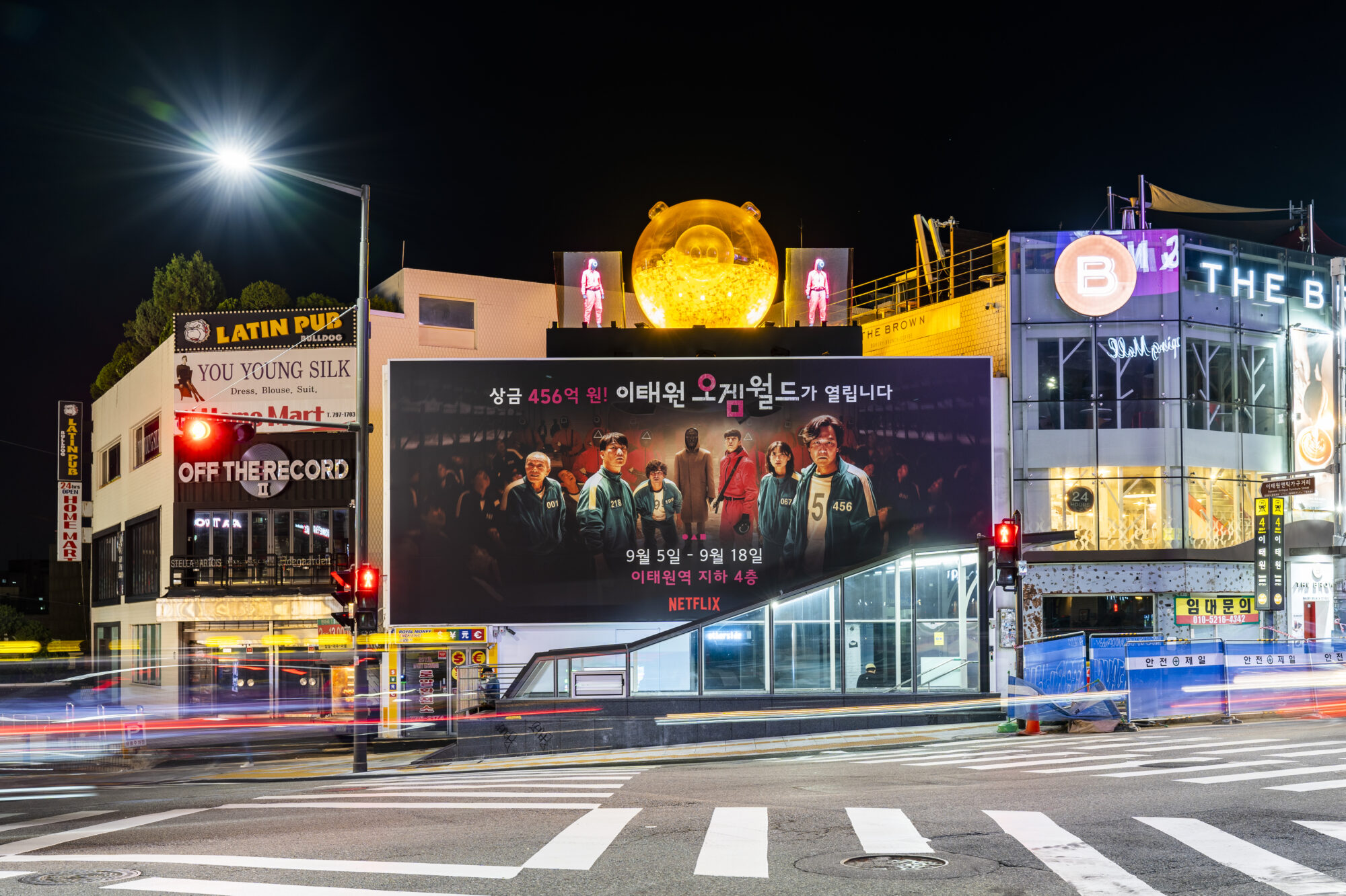 Netflix OOH 캠페인 – ALL IS WELL